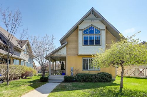 Villa in Thornbury at the Best Price | cozycozy