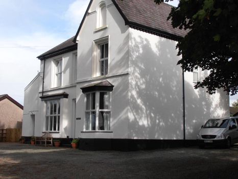 Menai Bridge Places to Stay and Lodgings | cozycozy