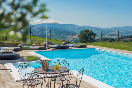 Villa in Pergola at the Best Price | cozycozy